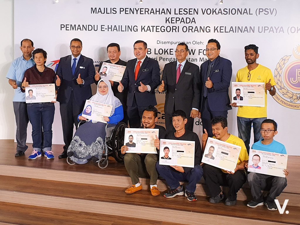 Anthony Loke Presents PSV Licenses To OKU E-hailing Drivers