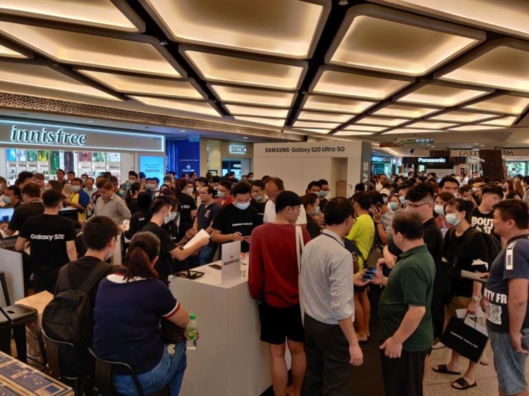 Massive Queue At Galaxy S20 Roadshow In Mid Valley, KL